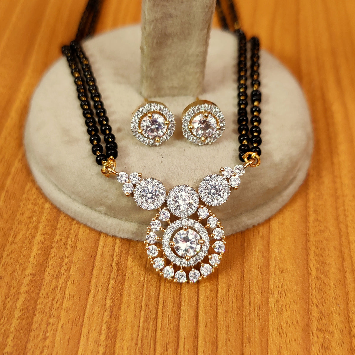 SOLITAIRE LOOK SIGNITY STUDDED DIAMOND PATTERN MANGALSUTRA – Sanvi Jewels