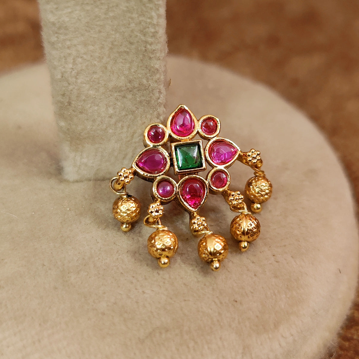 RUBY & EMERALD LOOK KEMP STONE PREMIUM NOSE PIN – Sanvi Jewels