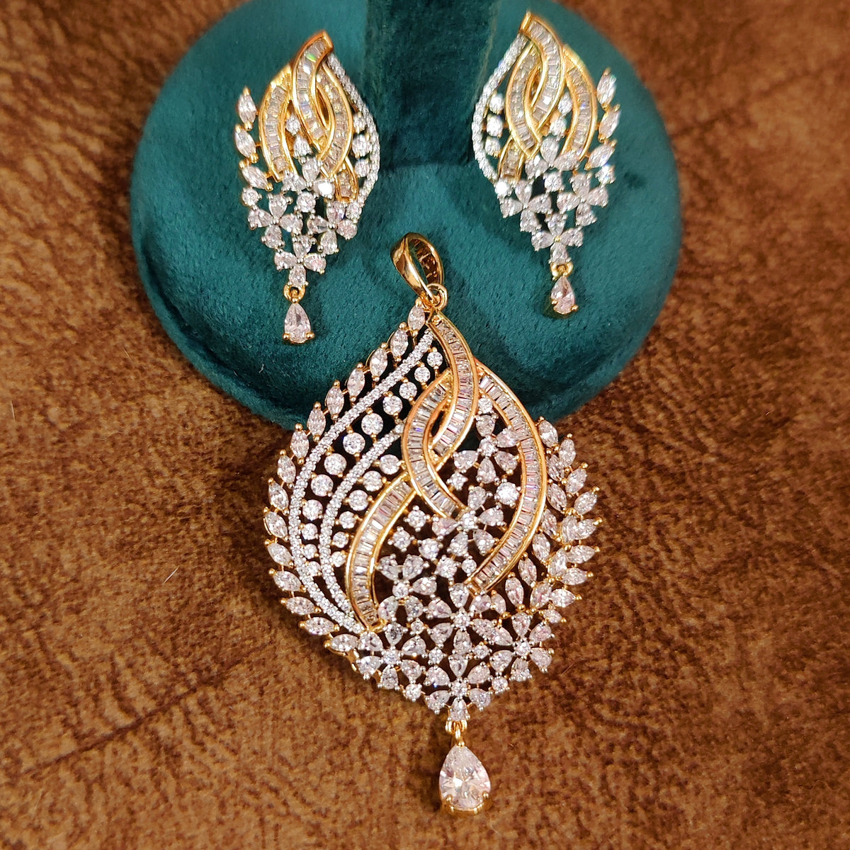 BAGUETTE STUDDED DIAMOND LOOK DAZZLING PENDANT SET – Sanvi Jewels