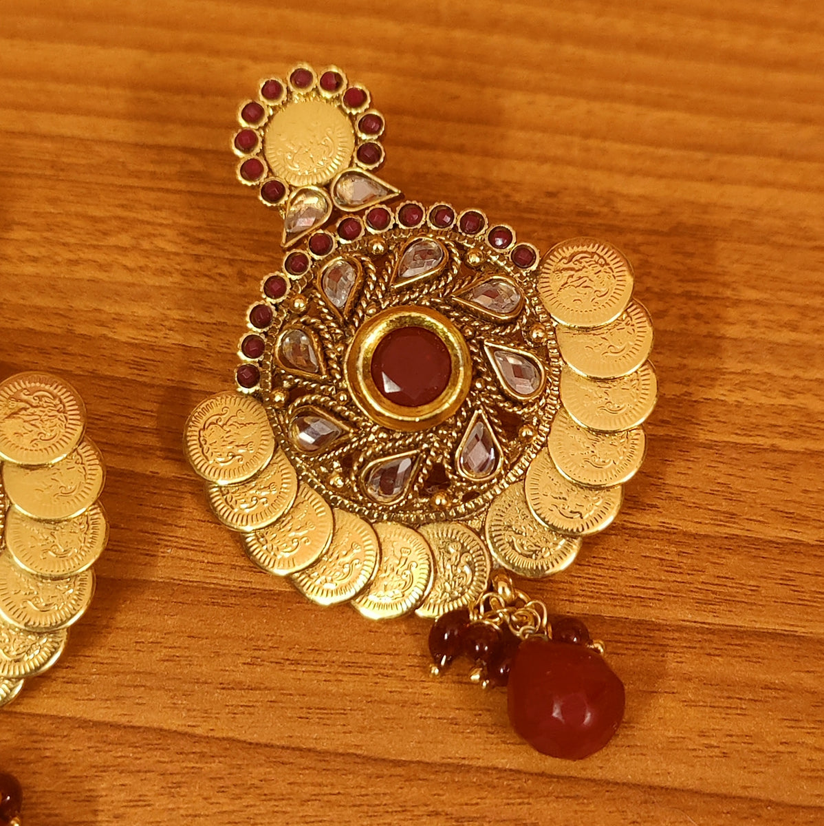 RUBY COLOUR GOLD LOOK GINNI CHANDBALI EARRINGS – Sanvi Jewels