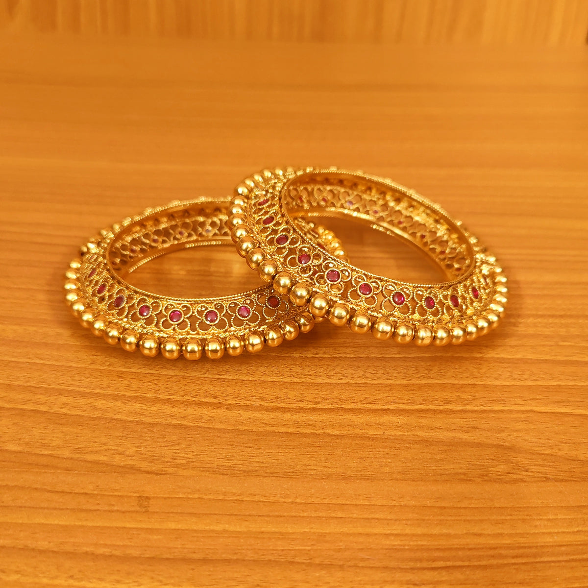 RUBY KEMPU STONE ANTIQUE GOLD LOOK ROYAL PACHELI BANGLES – Sanvi Jewels