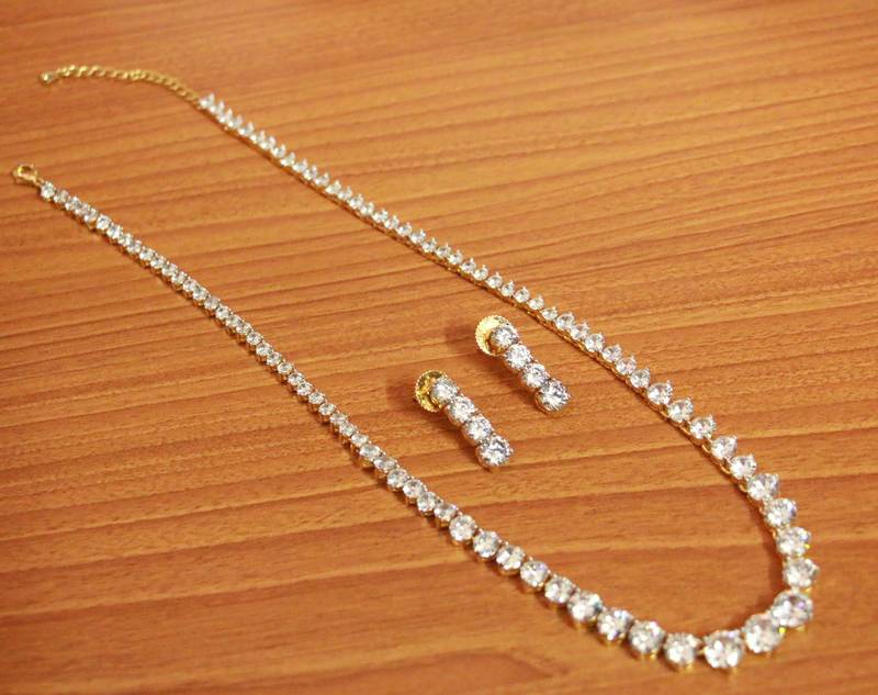 SINGLE LINE SIGNITY STUDDED DIAMOND LOOK NECKLACE SET – Sanvi Jewels